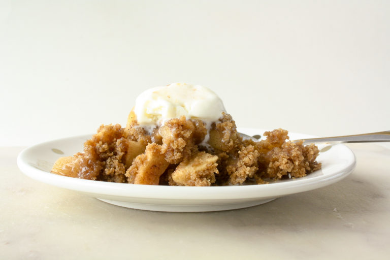 Classic Apple Crumble – The Desserted Girl